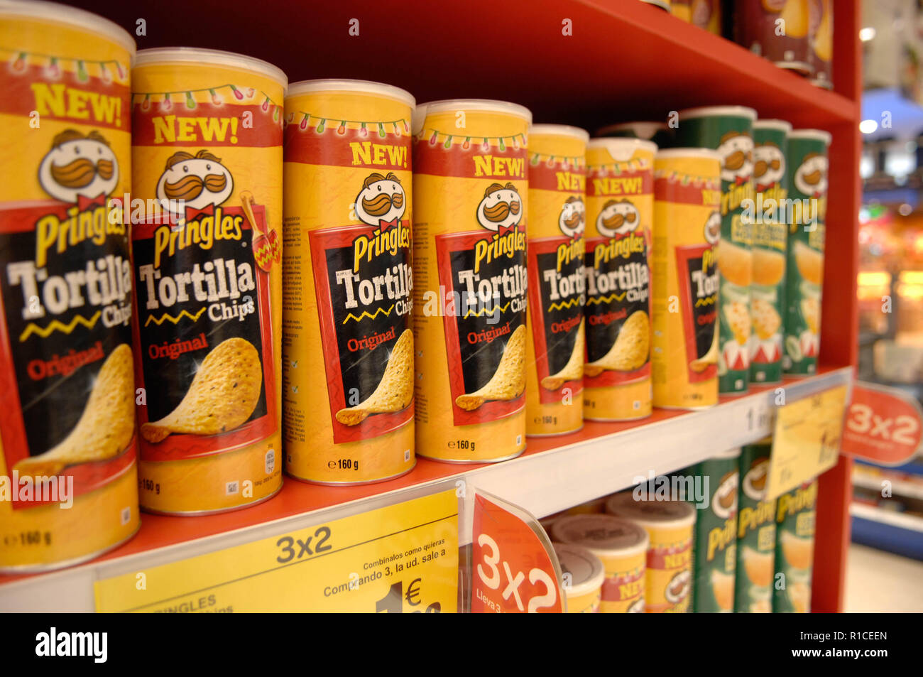 Pringles tortilla chips hi-res stock photography and images - Alamy