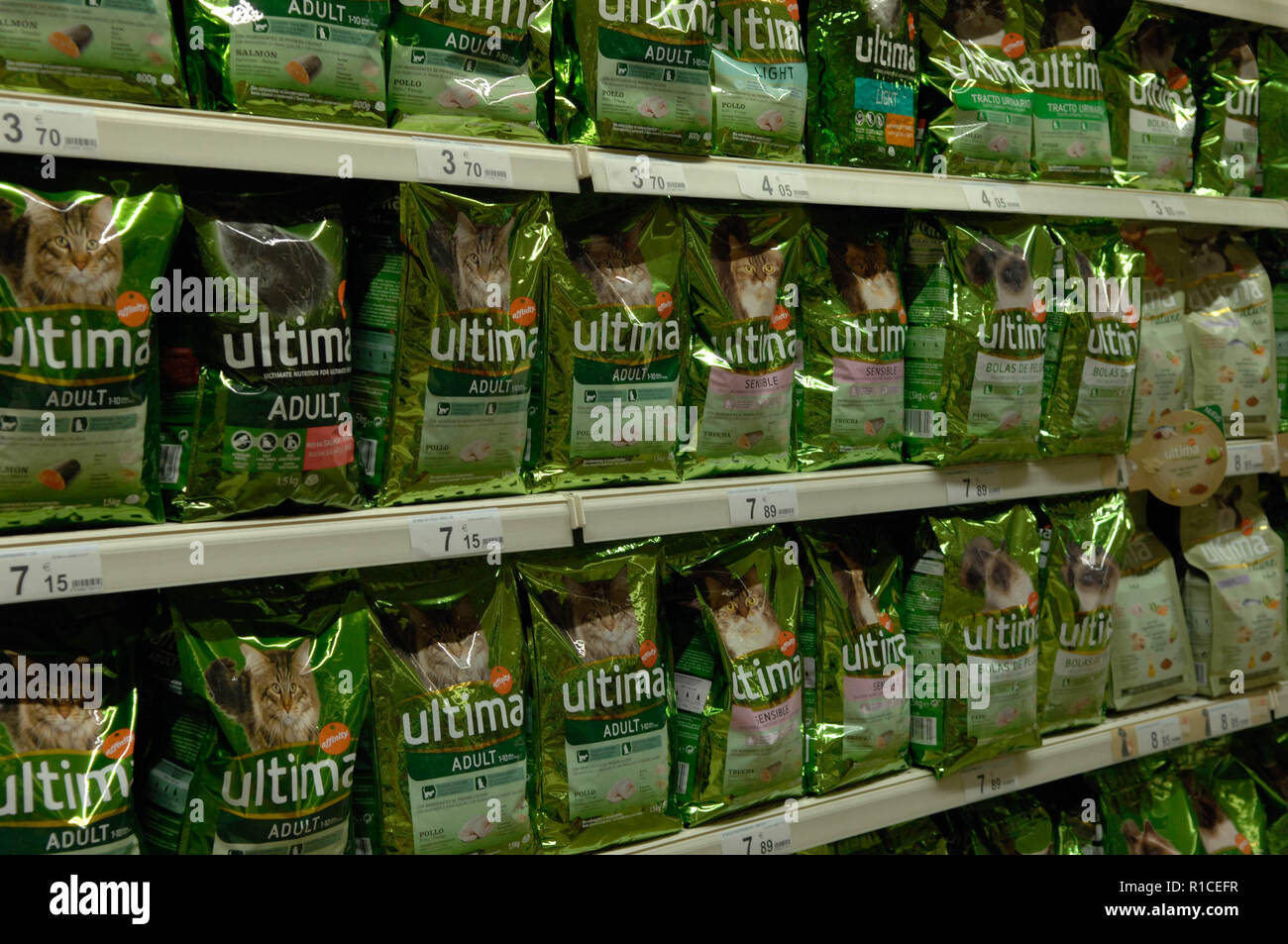 Cat food retailer hi-res stock photography and images - Alamy