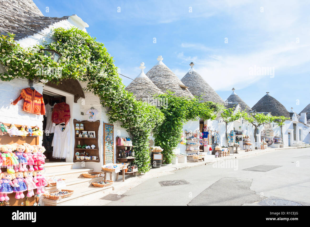 Italy apulia alberobello souvenir hi-res stock photography and images ...