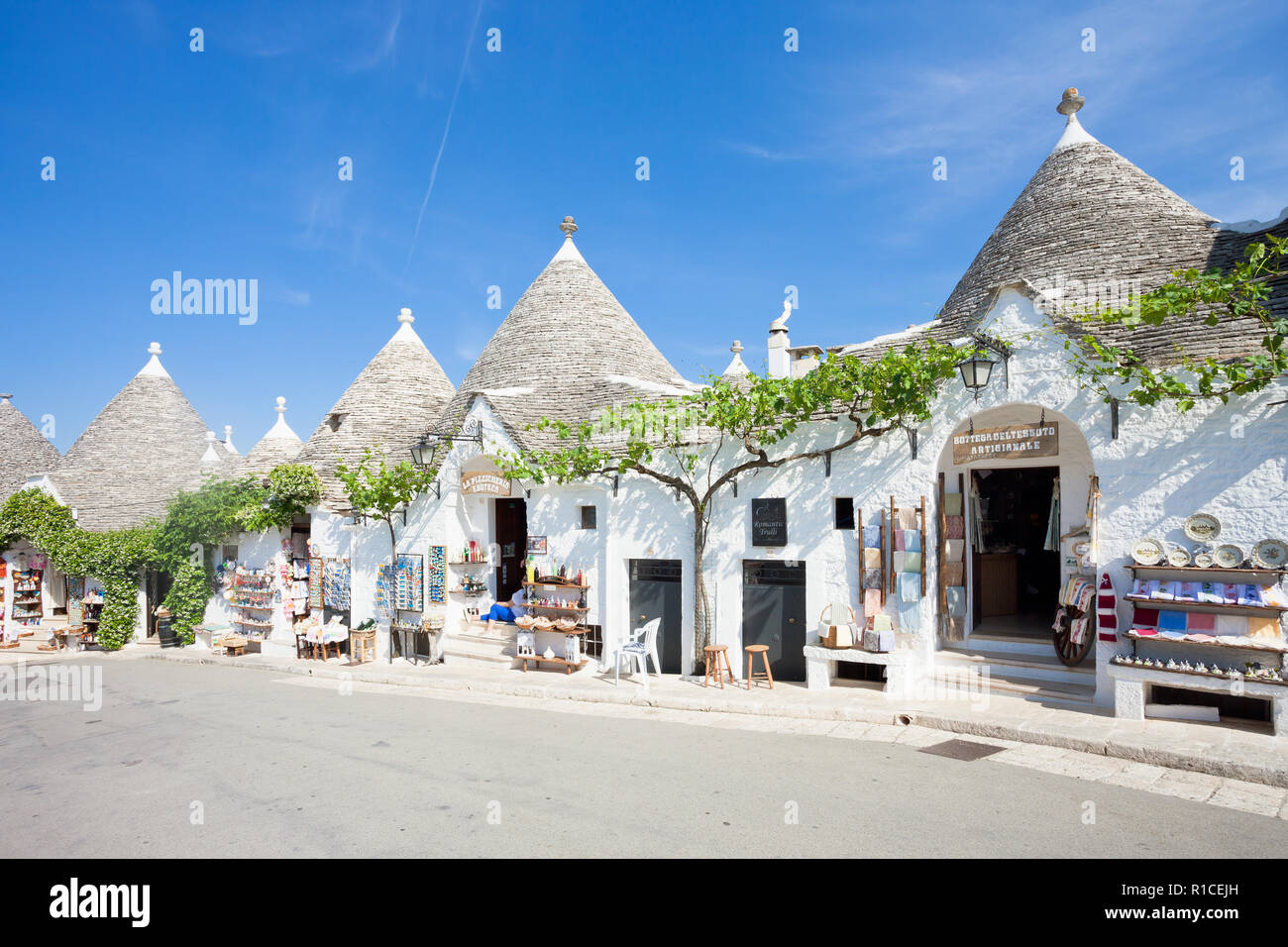 Italy apulia alberobello souvenir hi-res stock photography and images ...
