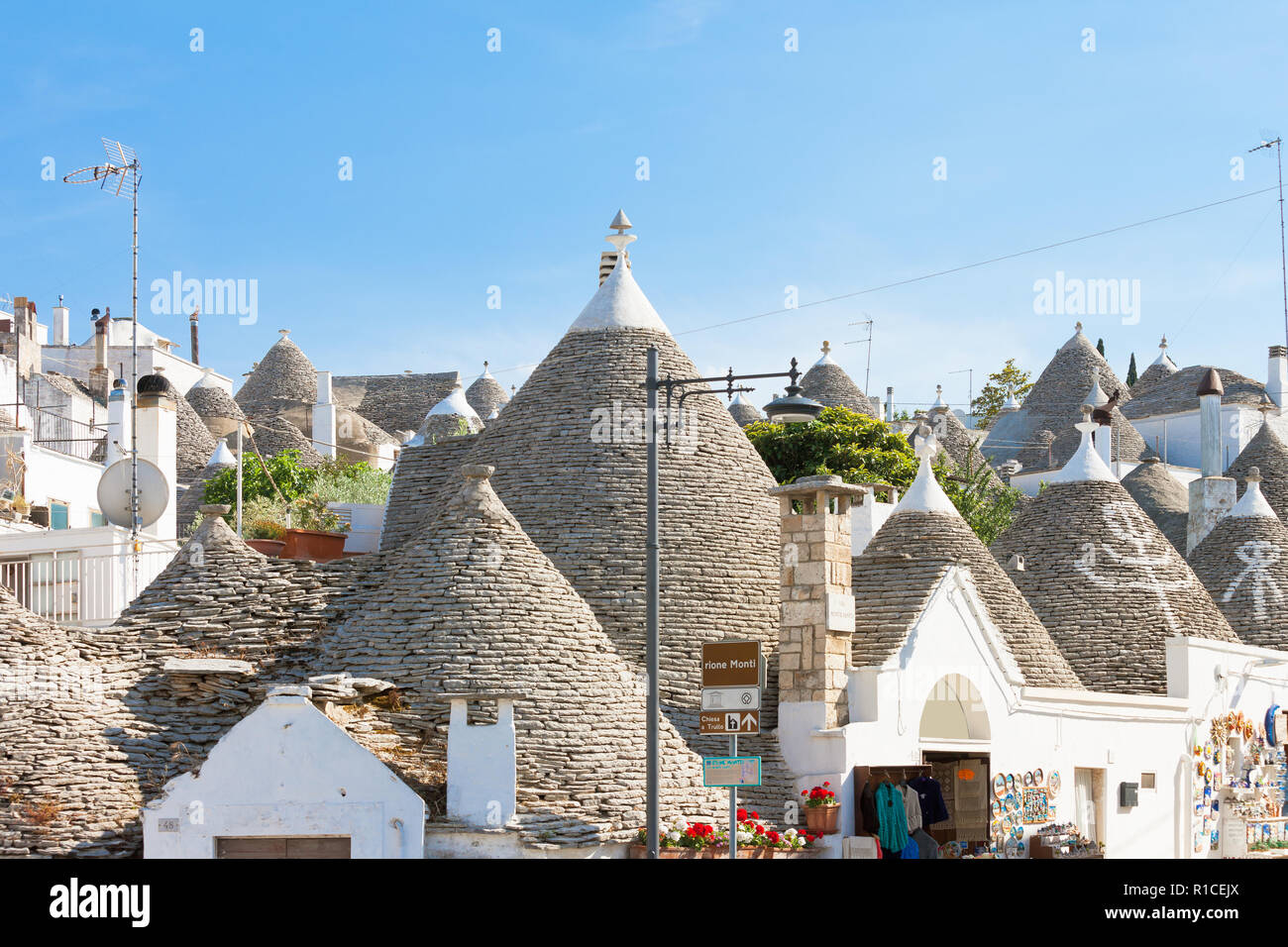 Italy apulia alberobello souvenir hi-res stock photography and images ...