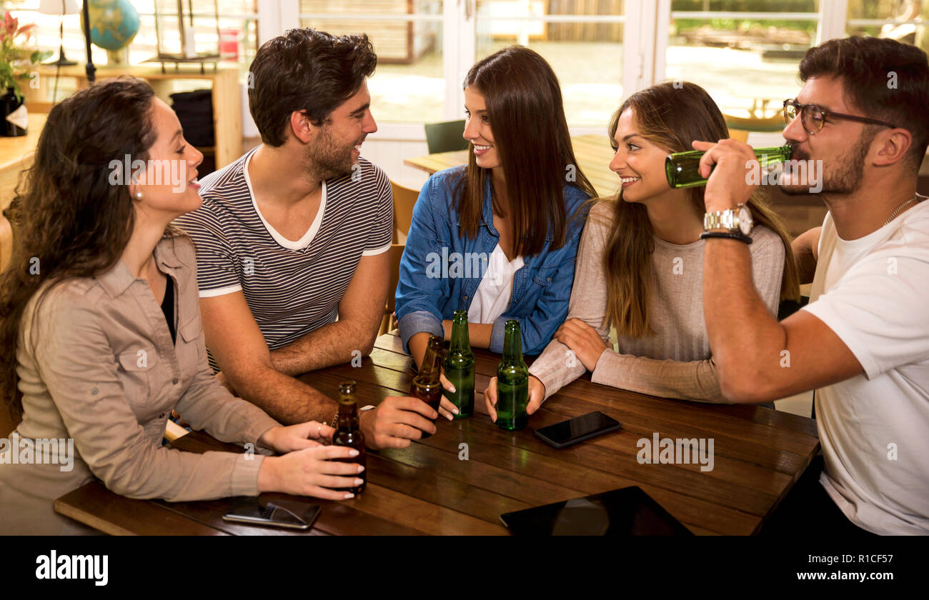 Beer bar pub friends meeting happy hi-res stock photography and images ...