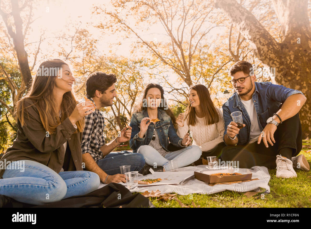 Socializing in park hi-res stock photography and images - Alamy