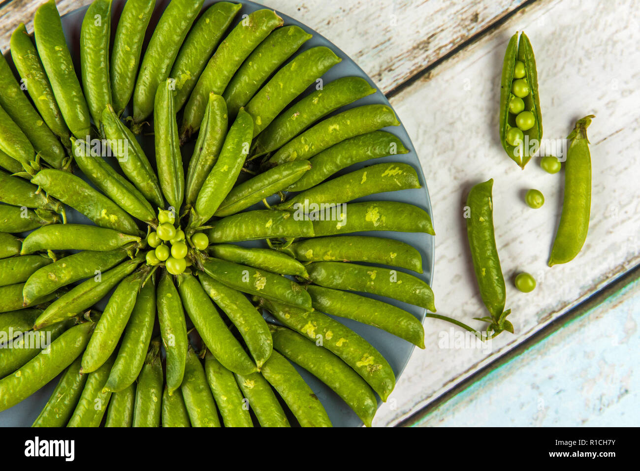 Green peas background Stock Photo - Alamy