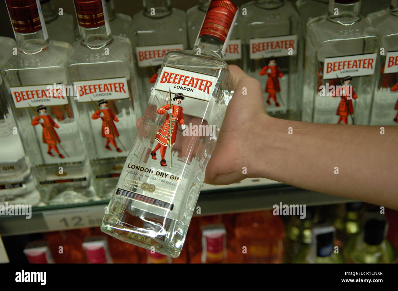 Beefeater london dry gin hi-res stock photography and images - Alamy