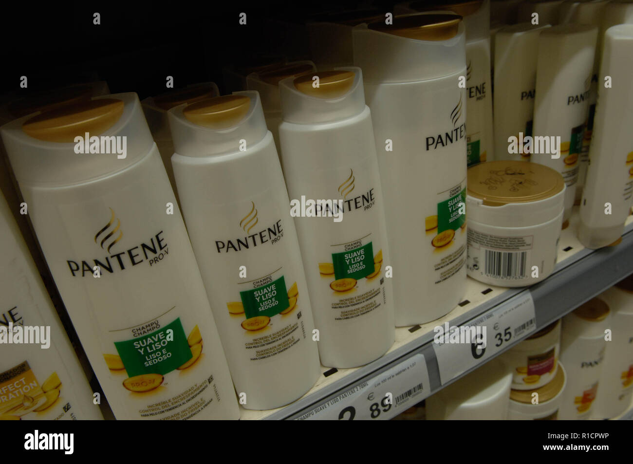 Pantene pro v shampoo hi-res stock photography and images - Alamy