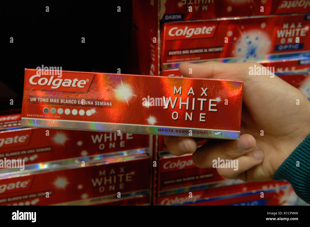 Colgate max white hi-res stock photography and images - Alamy
