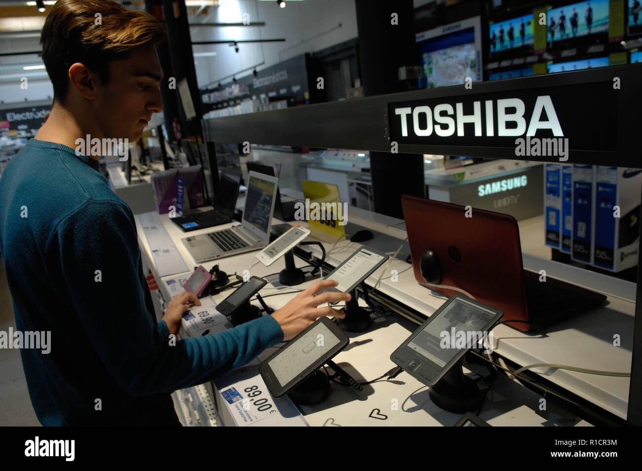 Toshiba semiconductors hi-res stock photography and images - Alamy