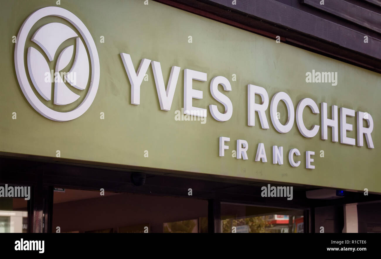 Cosmetics store window display hi-res stock photography and images - Alamy