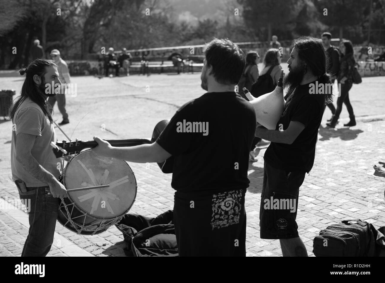 Street performer playing drum hi-res stock photography and images - Alamy