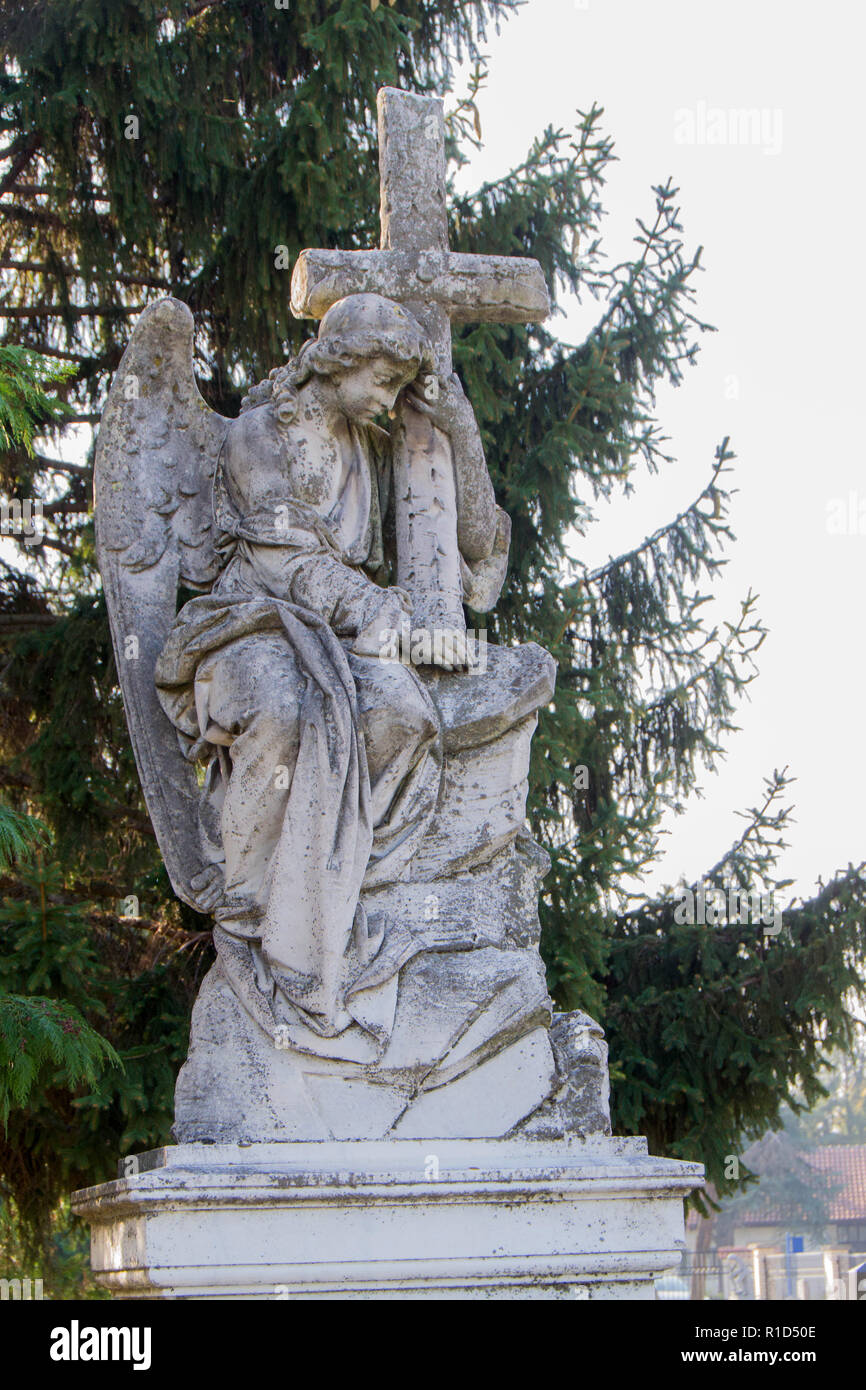 Angel statue cross on cemetery hi-res stock photography and images - Alamy