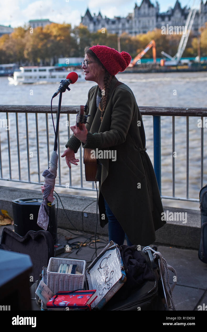 Singer sings hi-res stock photography and images - Alamy