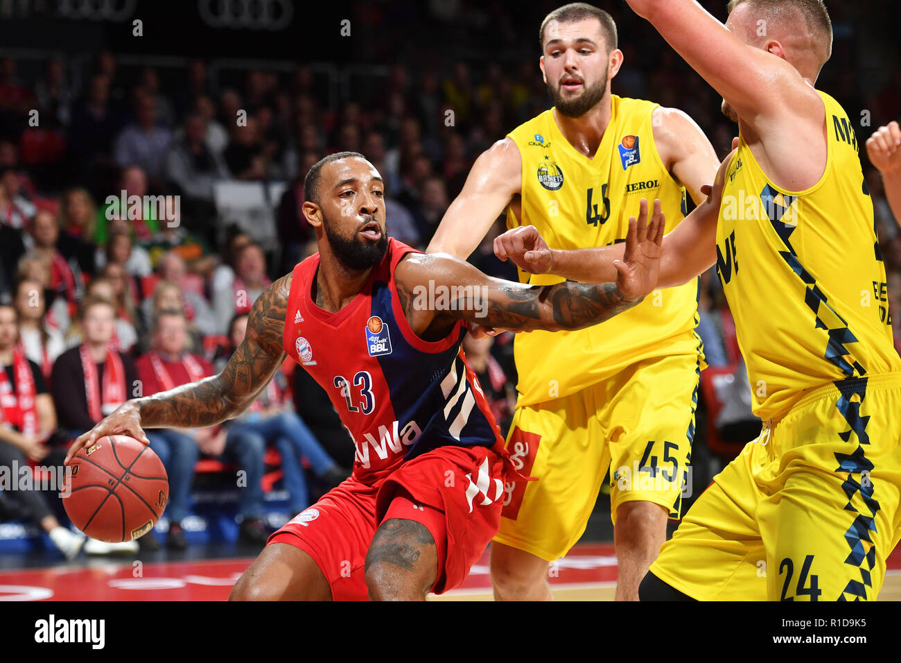 Derrick WILLIAMS (FCB) action, duels versus Nathan BOOTHE (OL) and ...