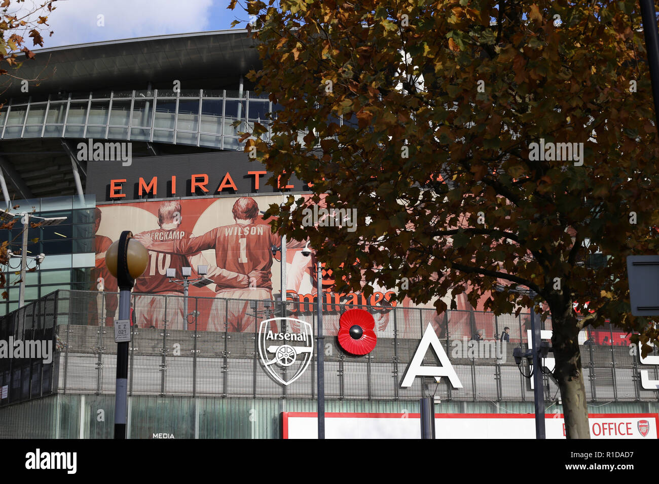 London, UK. 11th Nov 2018. A huge poppy next to the Arsenal badge at ...