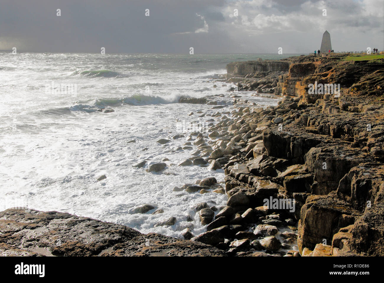 Portland. 11th November 2018. The crashing waves and rocky coast look ...