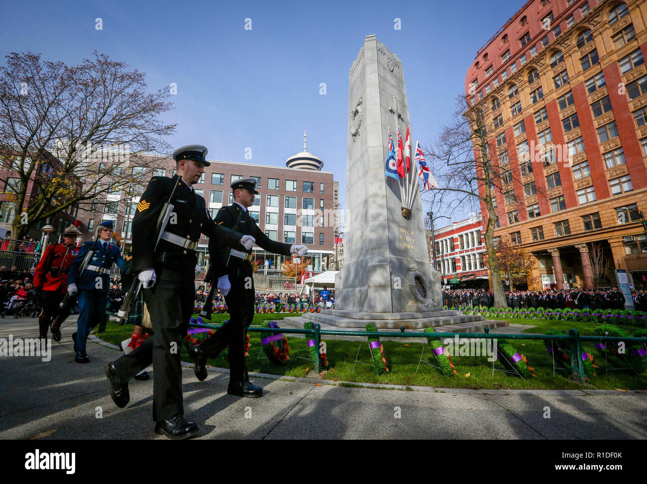 Vancouver, Canada. 11th Nov, 2018. Members of Canadian military attend ...
