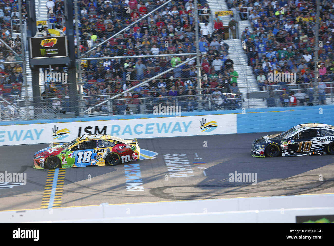 Avondale, Arizona, USA. 11th Nov, 2018. Kyle Busch (18) battles for ...