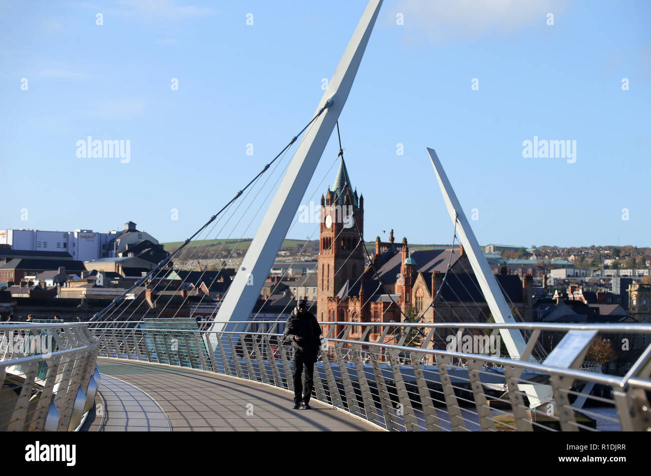 Londonderry, UK. 08th Nov, 2018. The Peace Bridge over the Foyle River ...