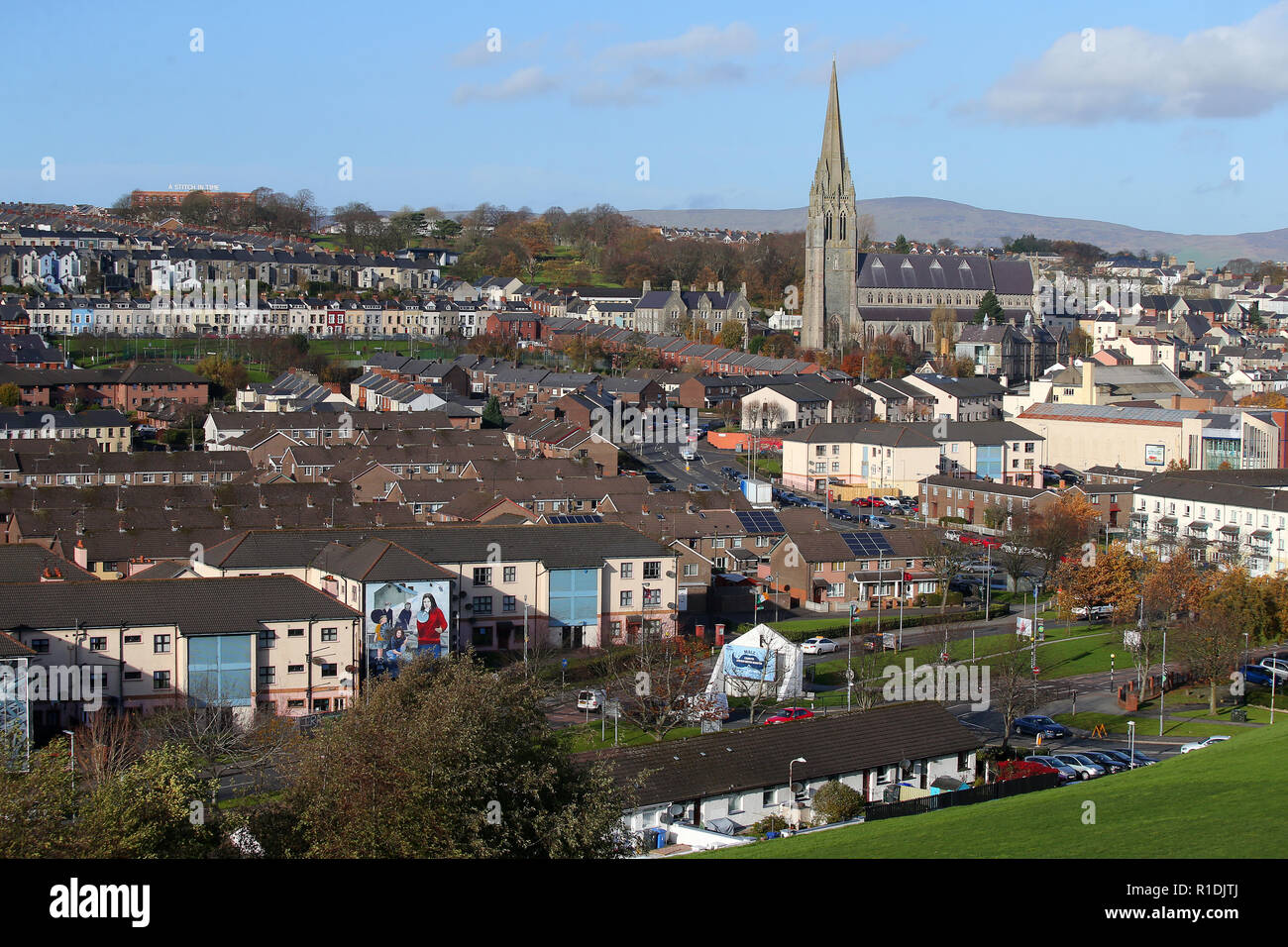 Londonderry, UK. 08th Nov, 2018. Large-format murals on house walls ...