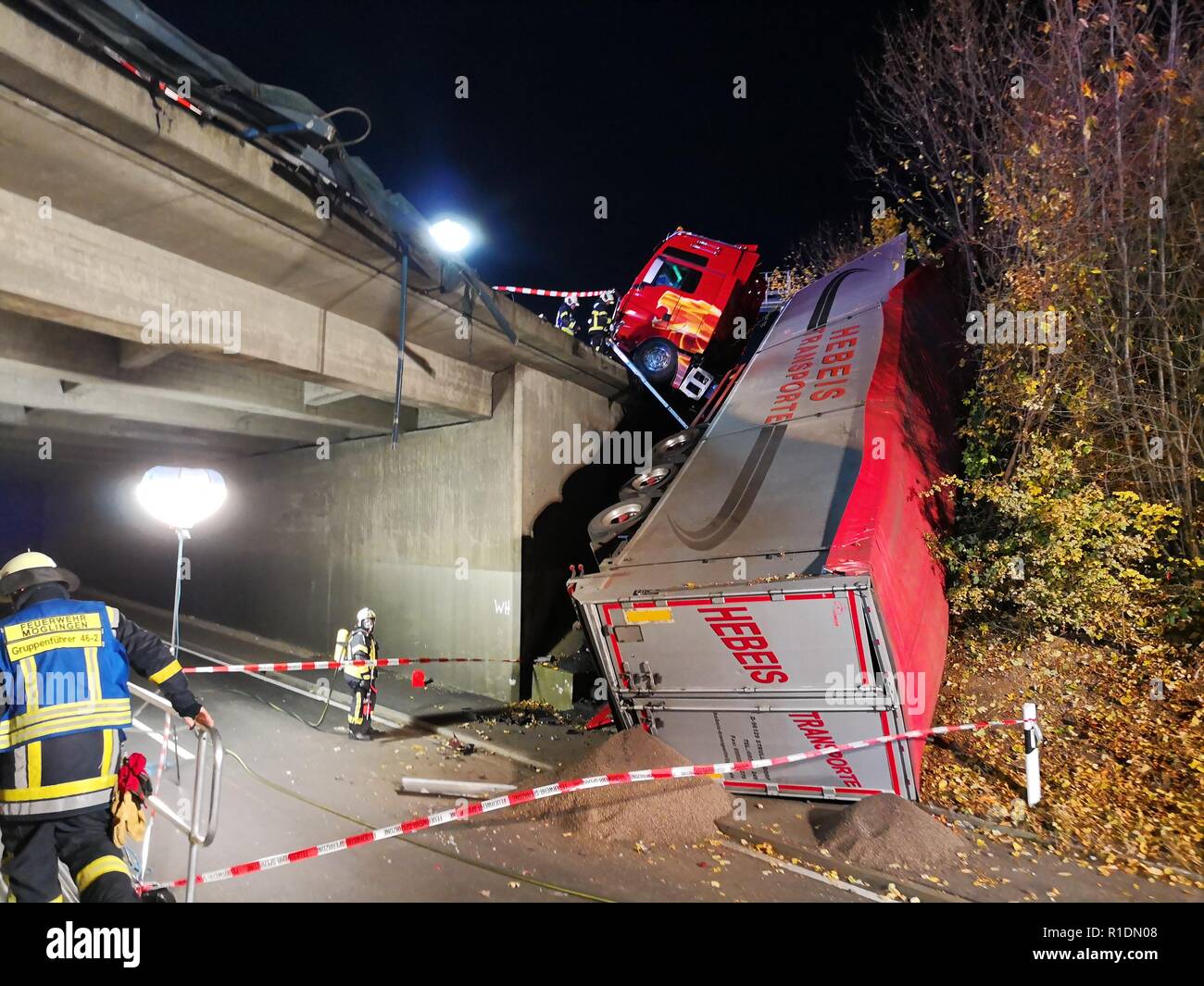 Stammheim, Germany. 12th Nov, 2018. A truck broke through a crash ...