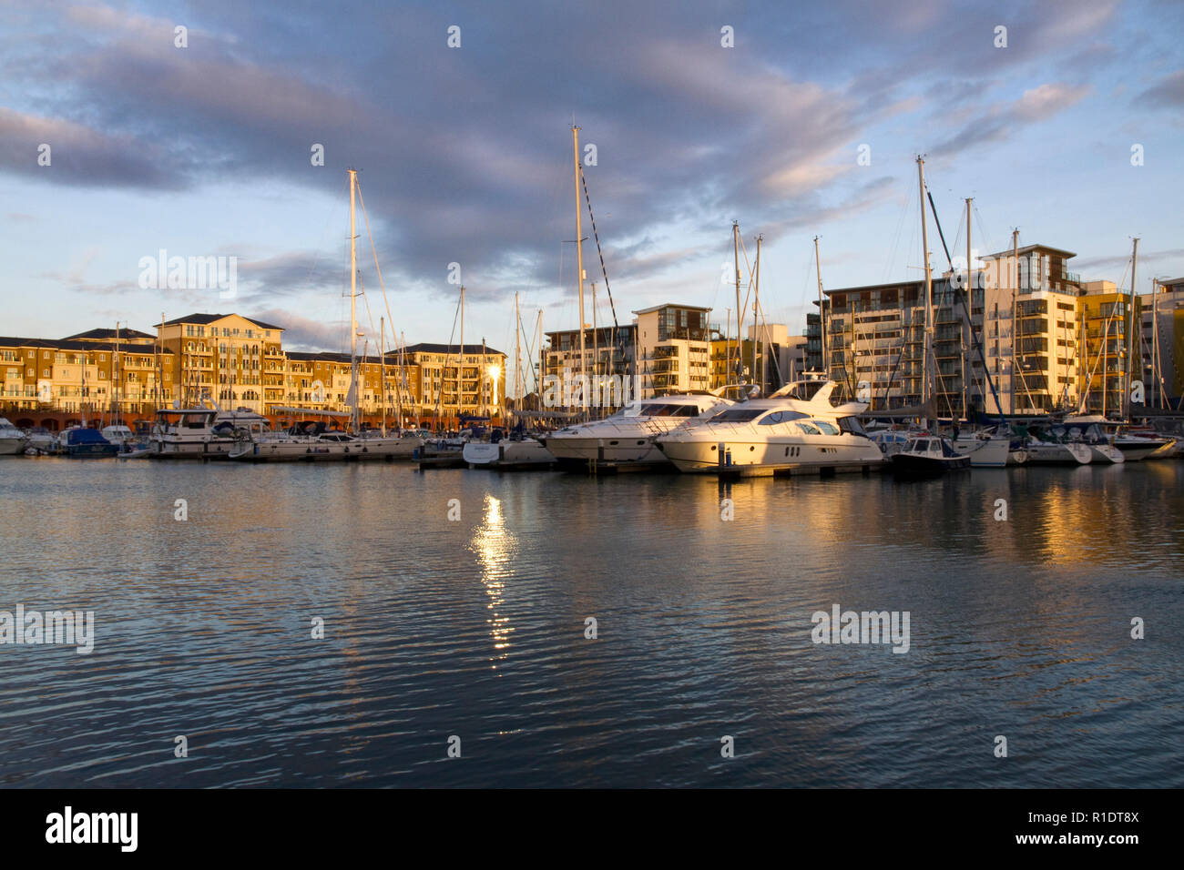 Light catching building hi-res stock photography and images - Alamy