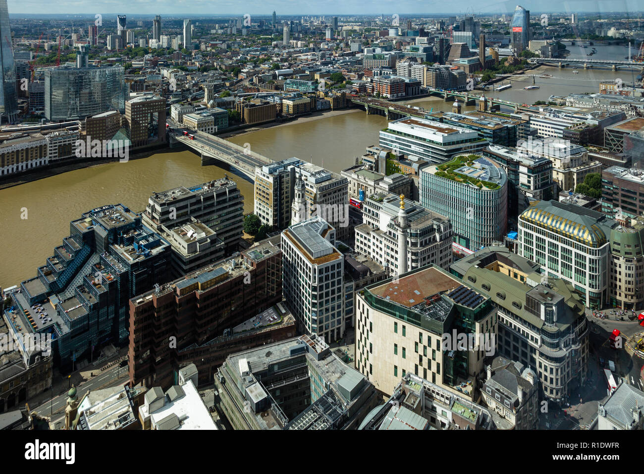 The monument london viewing platform hi-res stock photography and ...