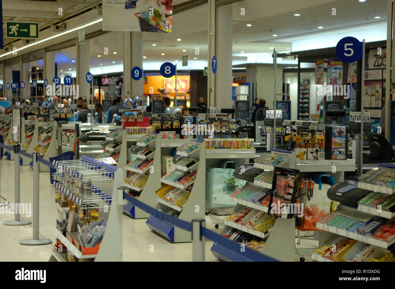 Checkout counter line queue customer cashier hi-res stock photography ...