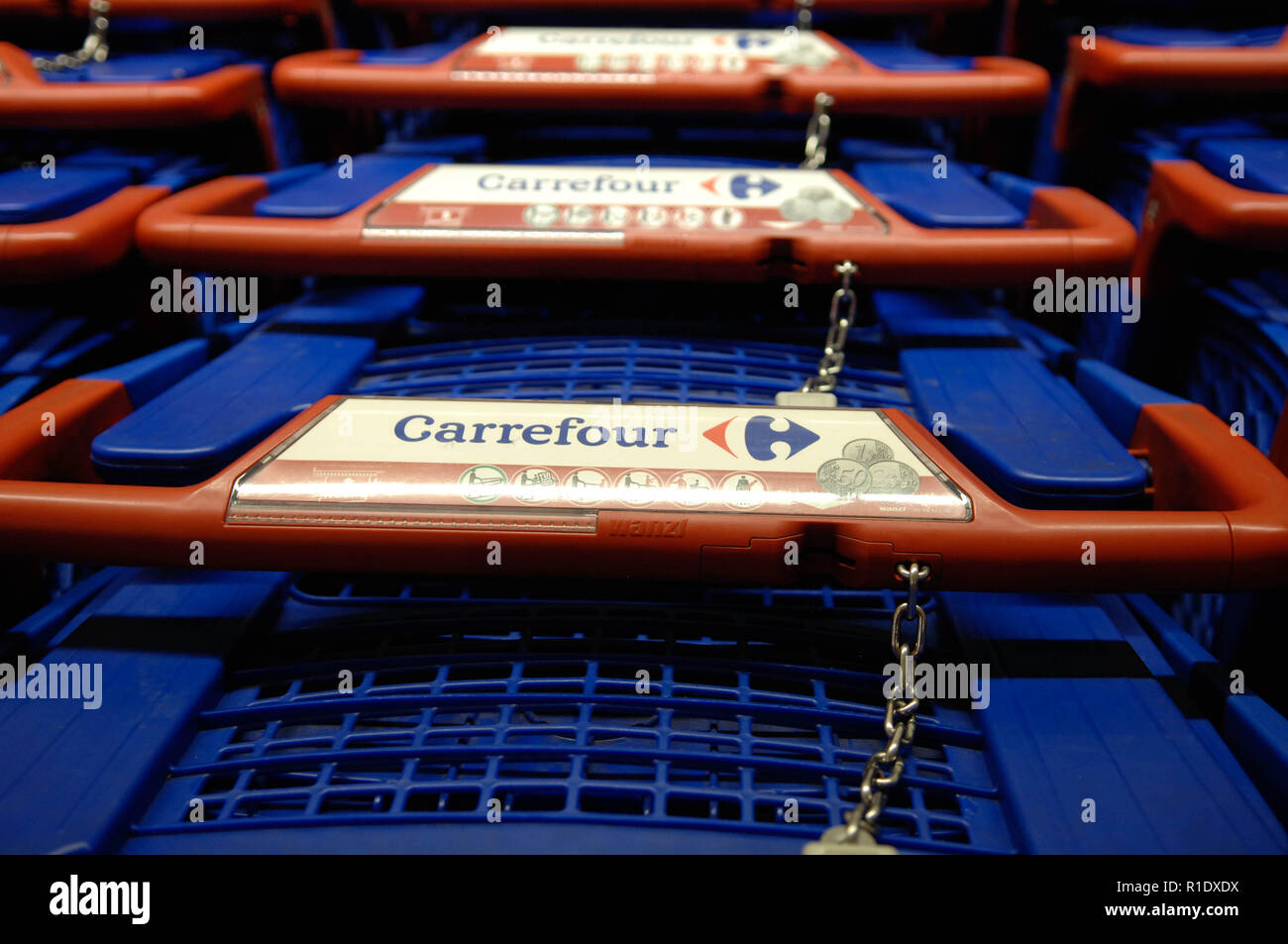Carrefour supermarket trolleys hi-res stock photography and images - Alamy
