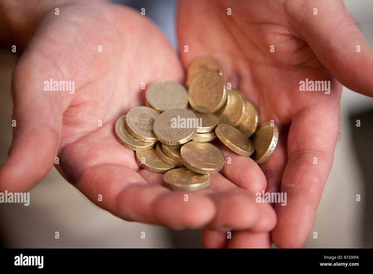 Handful of one pound coins hi-res stock photography and images - Alamy