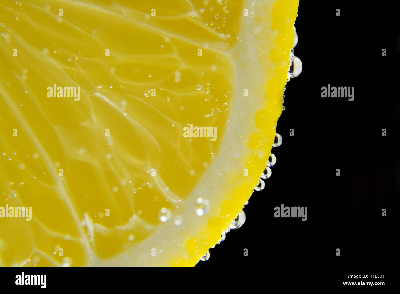 Lemon water bubbles dark black background close-up macro Stock Photo ...