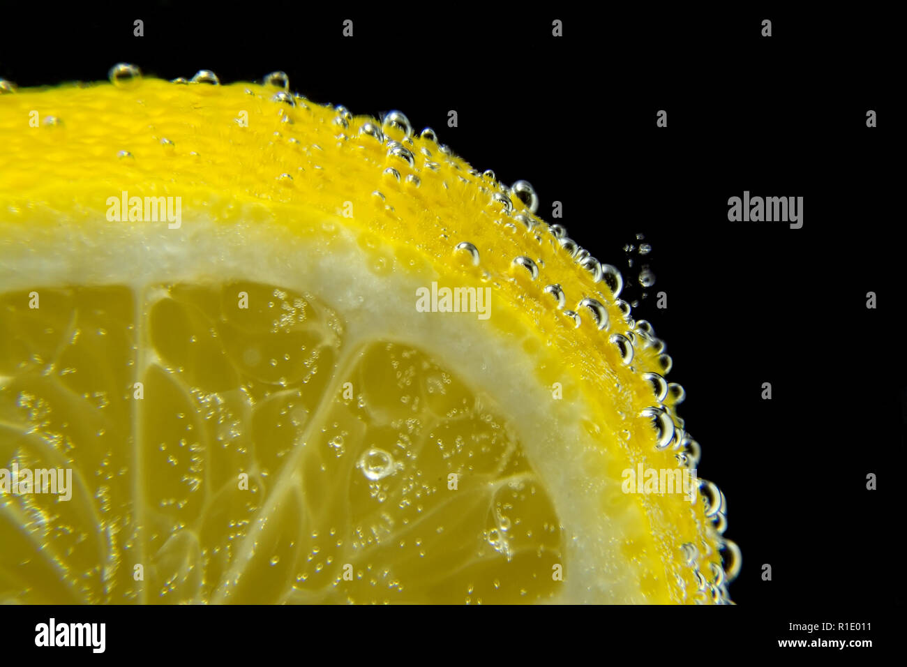 Lemon water bubbles dark black background close-up macro Stock Photo ...