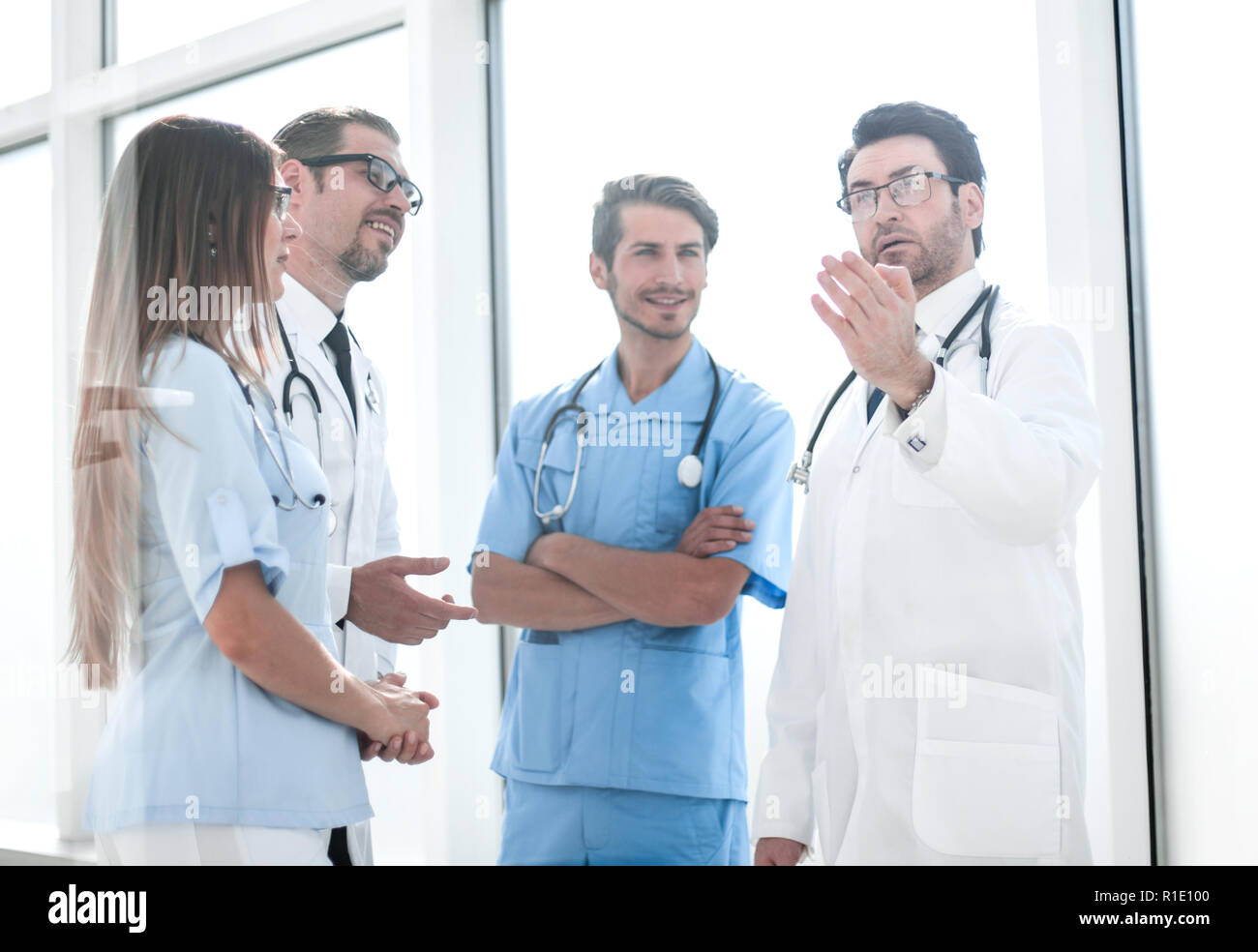 Medical doctor leading team meeting hi-res stock photography and images ...