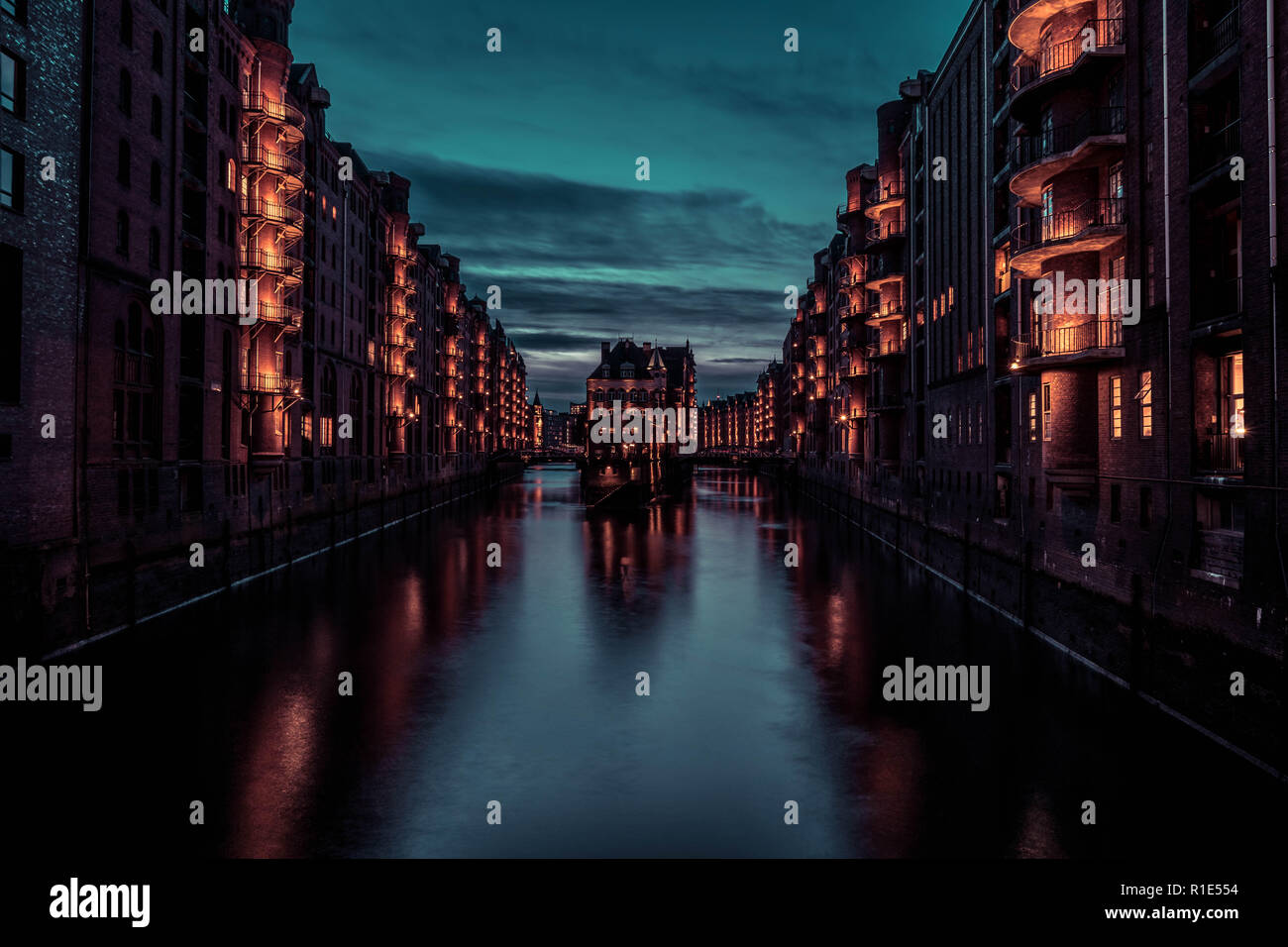 Castle watergate hi-res stock photography and images - Alamy