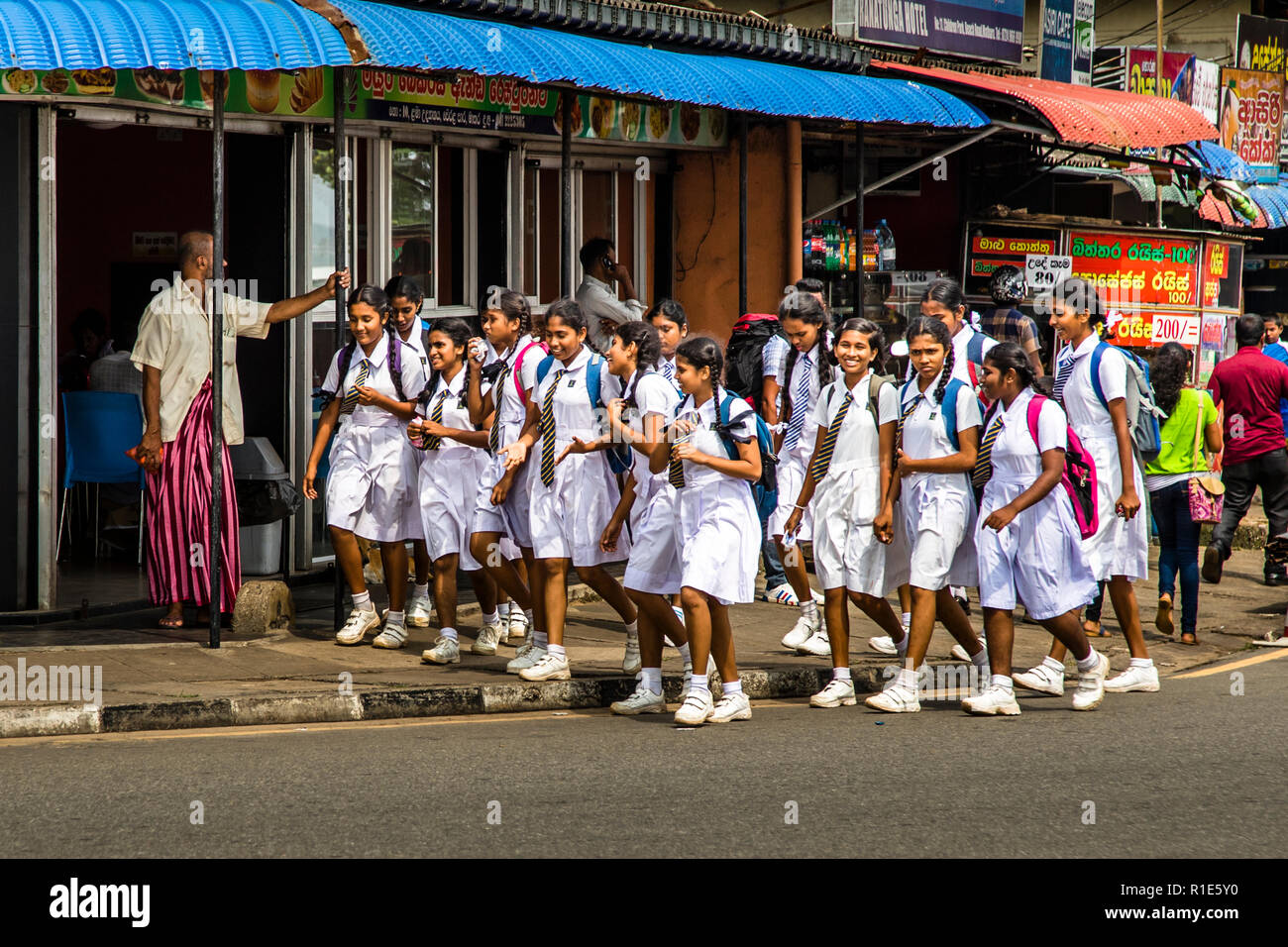 Sri lanka school girls hi-res stock photography and images - Alamy
