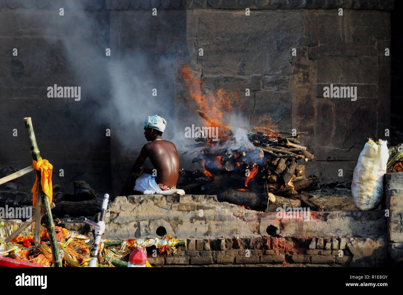 Varanasi, Hindus, Holy Ganges River. Mourners at the crematorium ghat ...