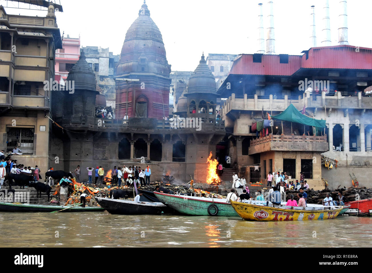 Varanasi, Hindus, Holy Ganges River. Mourners at the crematorium ghat ...