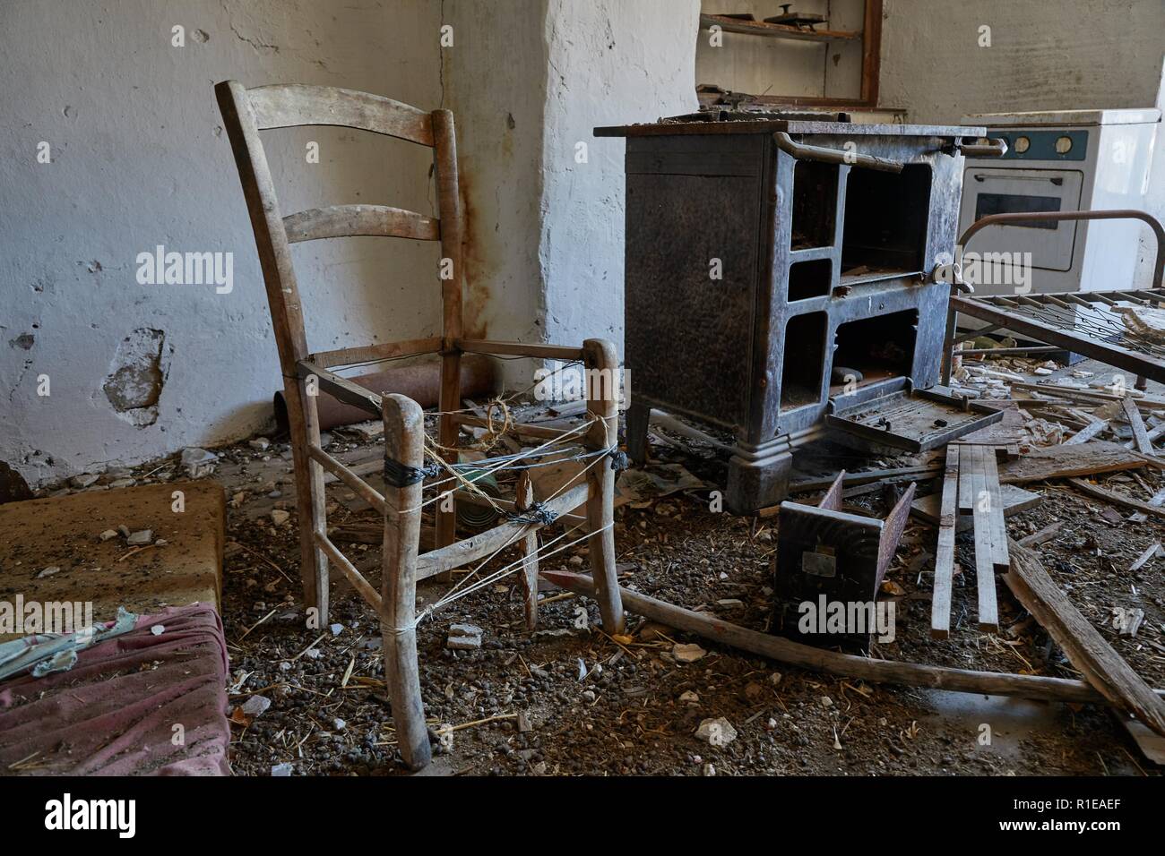 Abandoned house interior Stock Photo - Alamy