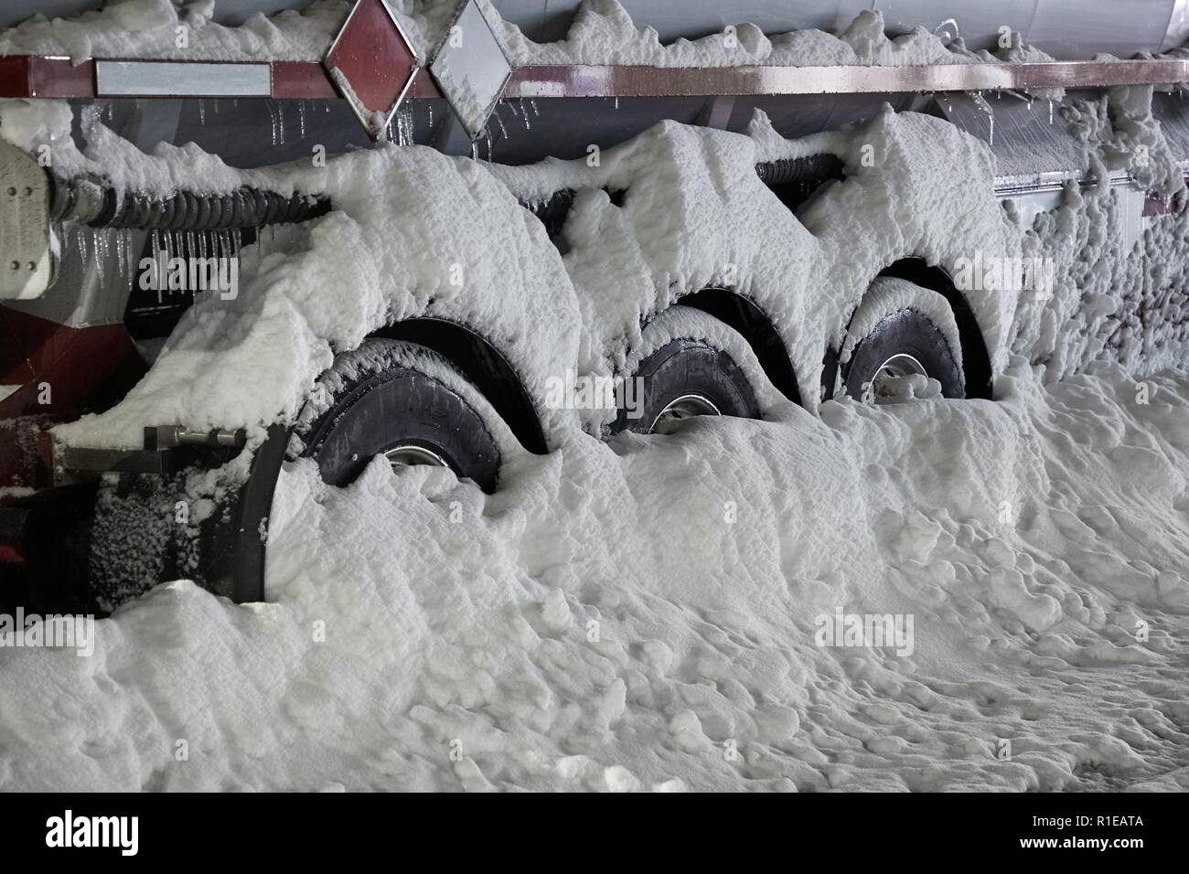 Lorry stuck in snow hi-res stock photography and images - Alamy