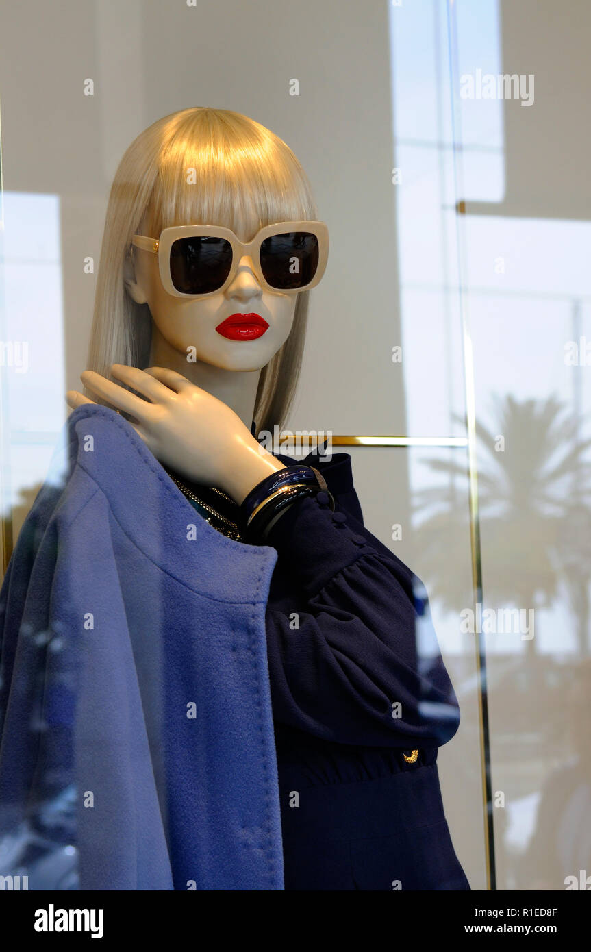 La moda shop hi-res stock photography and images - Alamy