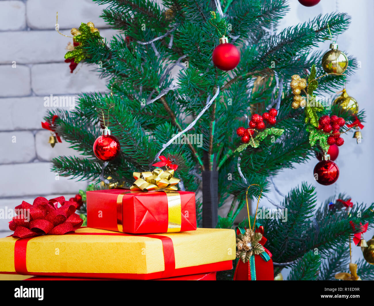 Christmas scene with tree gifts and colorful gifts box Stock Photo - Alamy