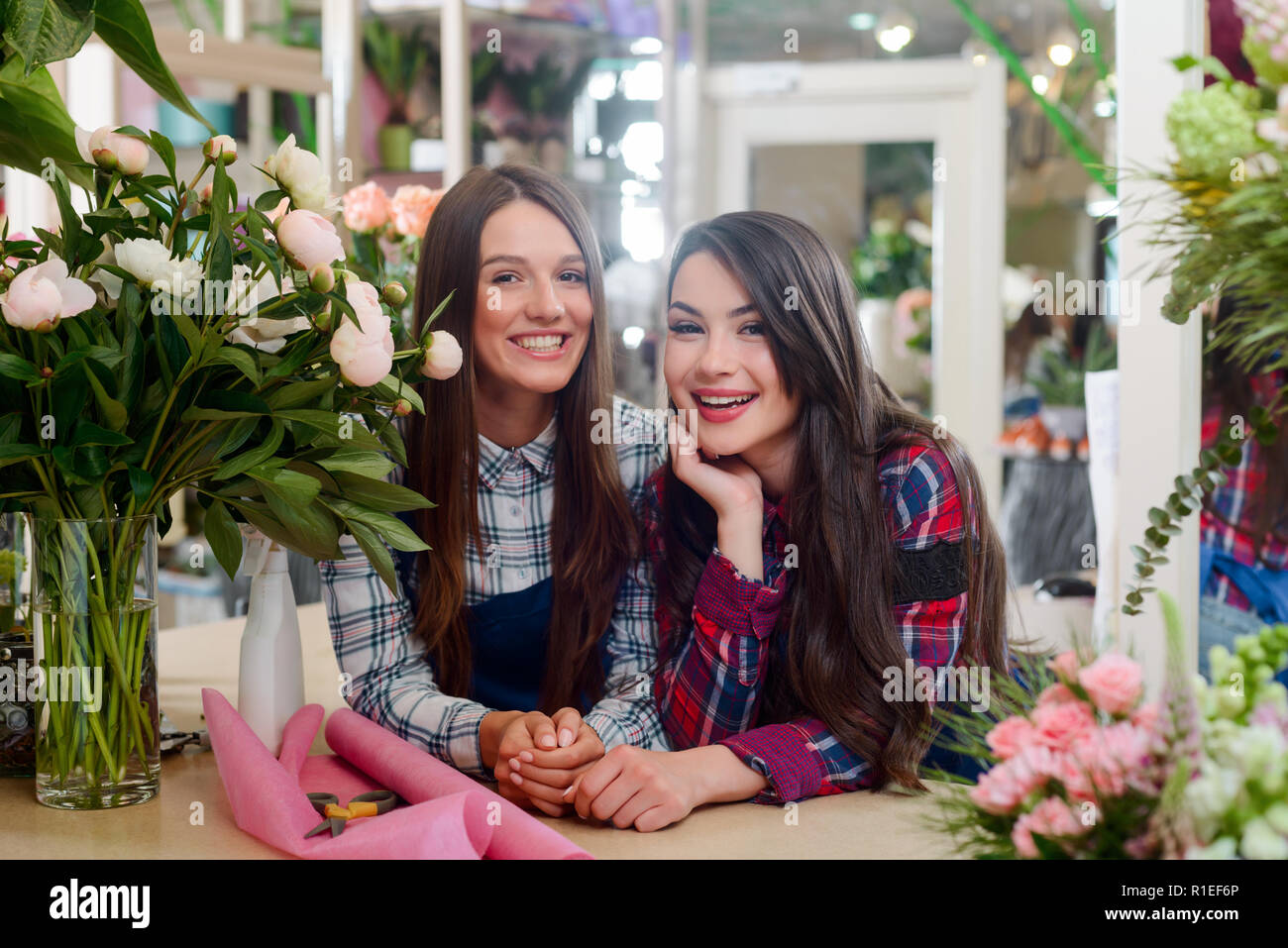 Female flower shop assistant hi-res stock photography and images - Alamy