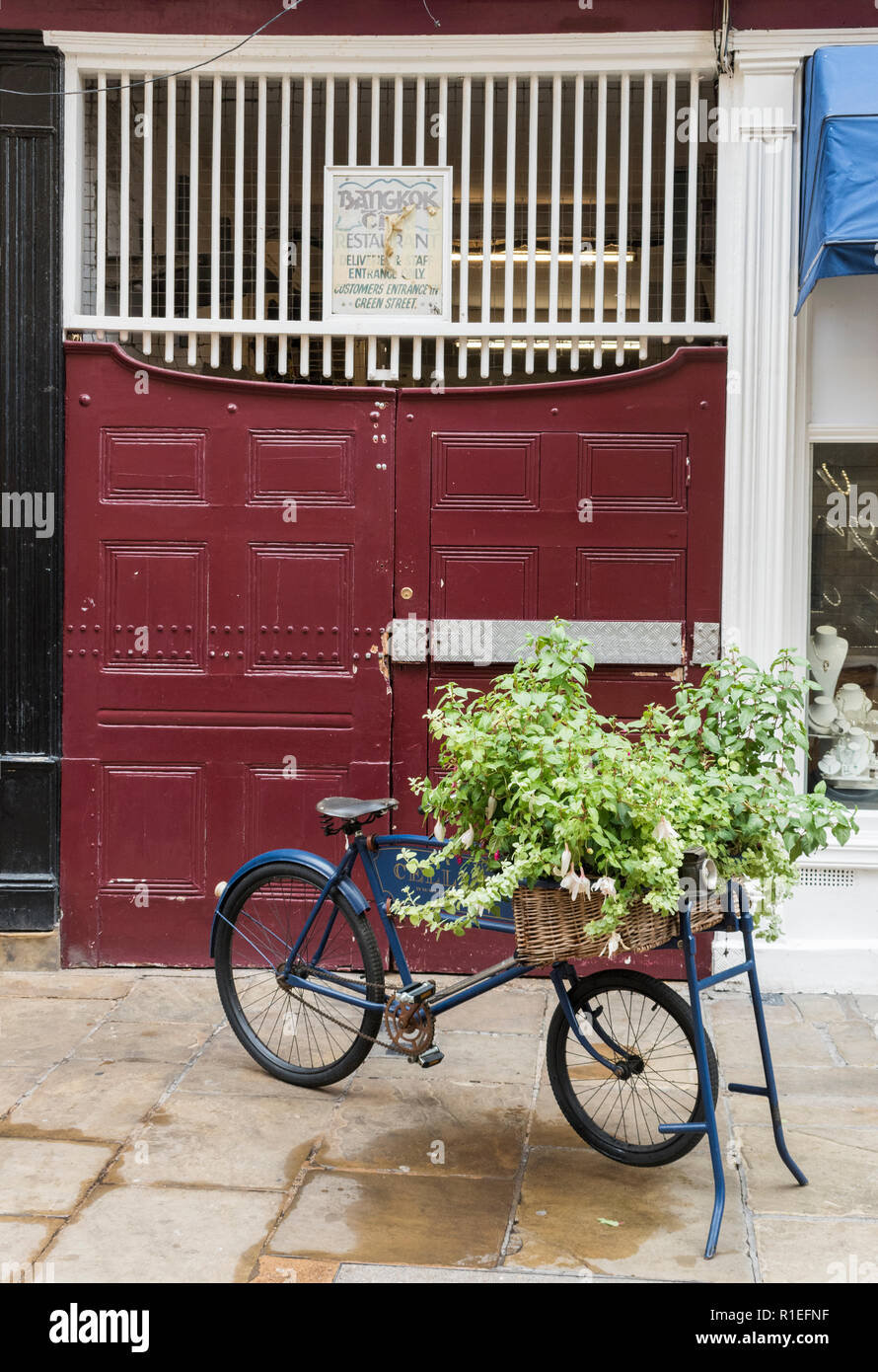 Bike cycle planter hi-res stock photography and images - Alamy