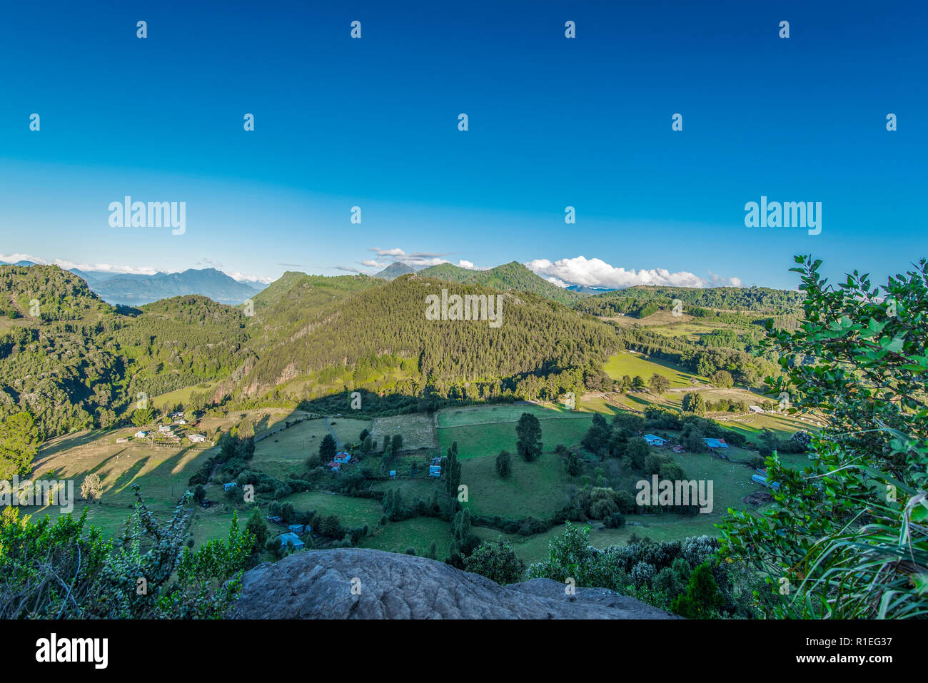 Farms in the countryside hi-res stock photography and images - Alamy