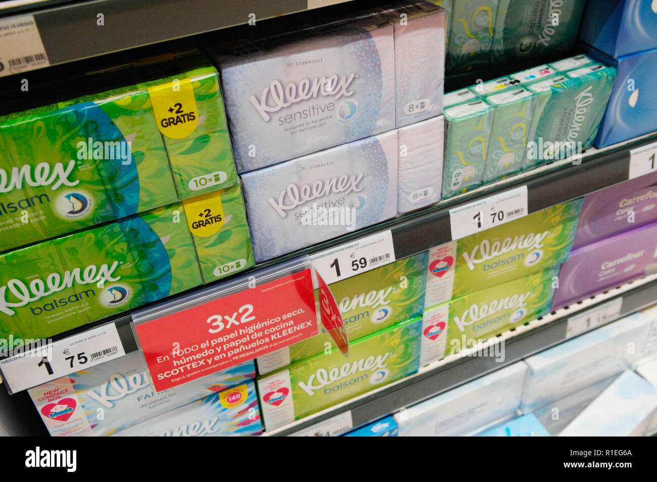 Kleenex paper towels hi-res stock photography and images - Alamy