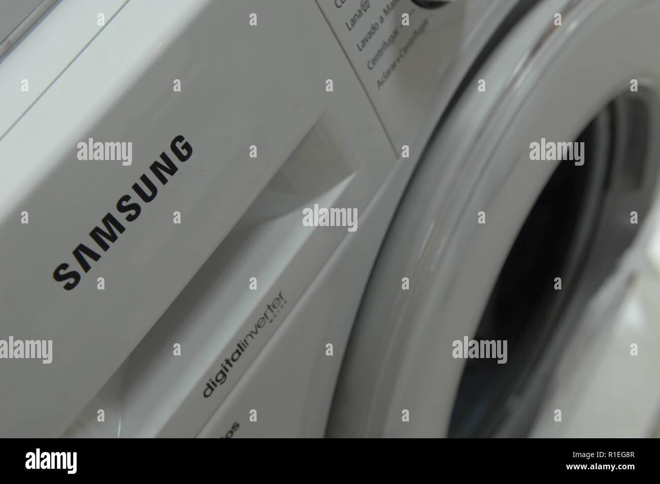 Sumsung, washing machine Stock Photo - Alamy