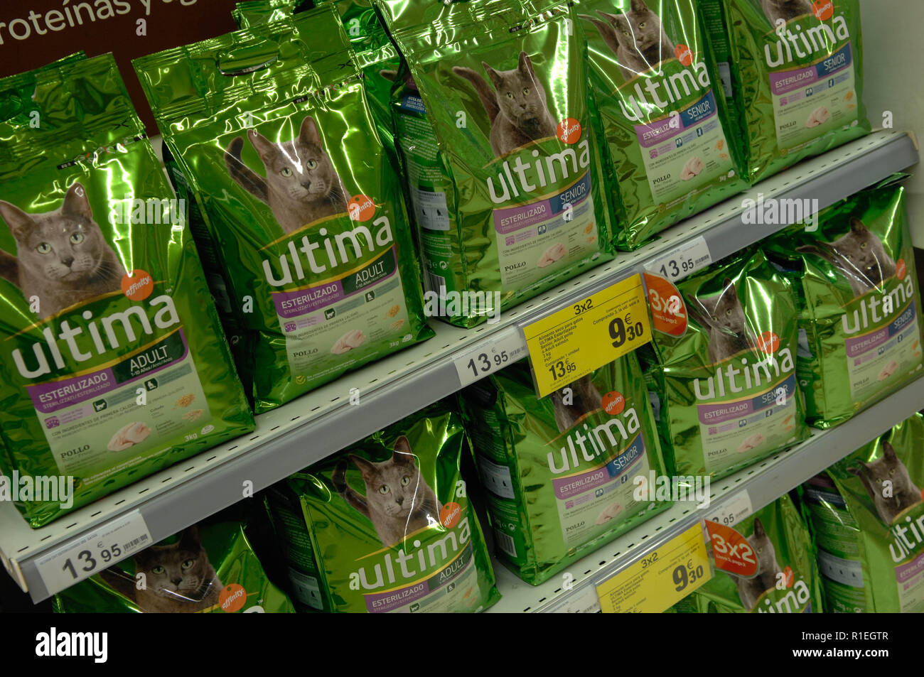 Cat food retailer hi-res stock photography and images - Alamy