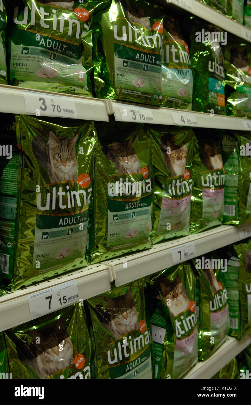 Cat food retailer hi-res stock photography and images - Alamy