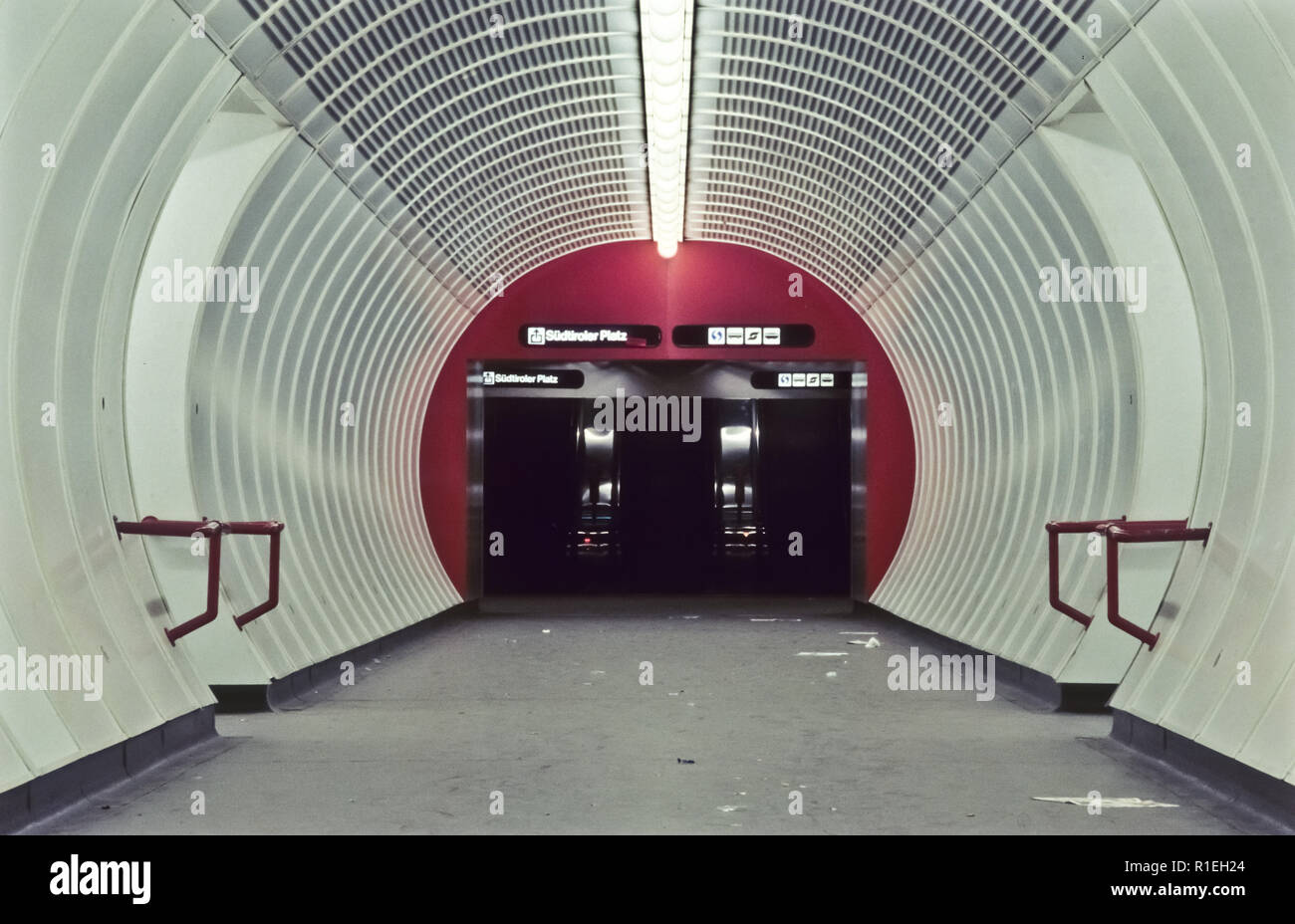 Wien, U-Bahn, Linie U1, Südtiroler Platz - Vienna, Subway, Line U1 ...