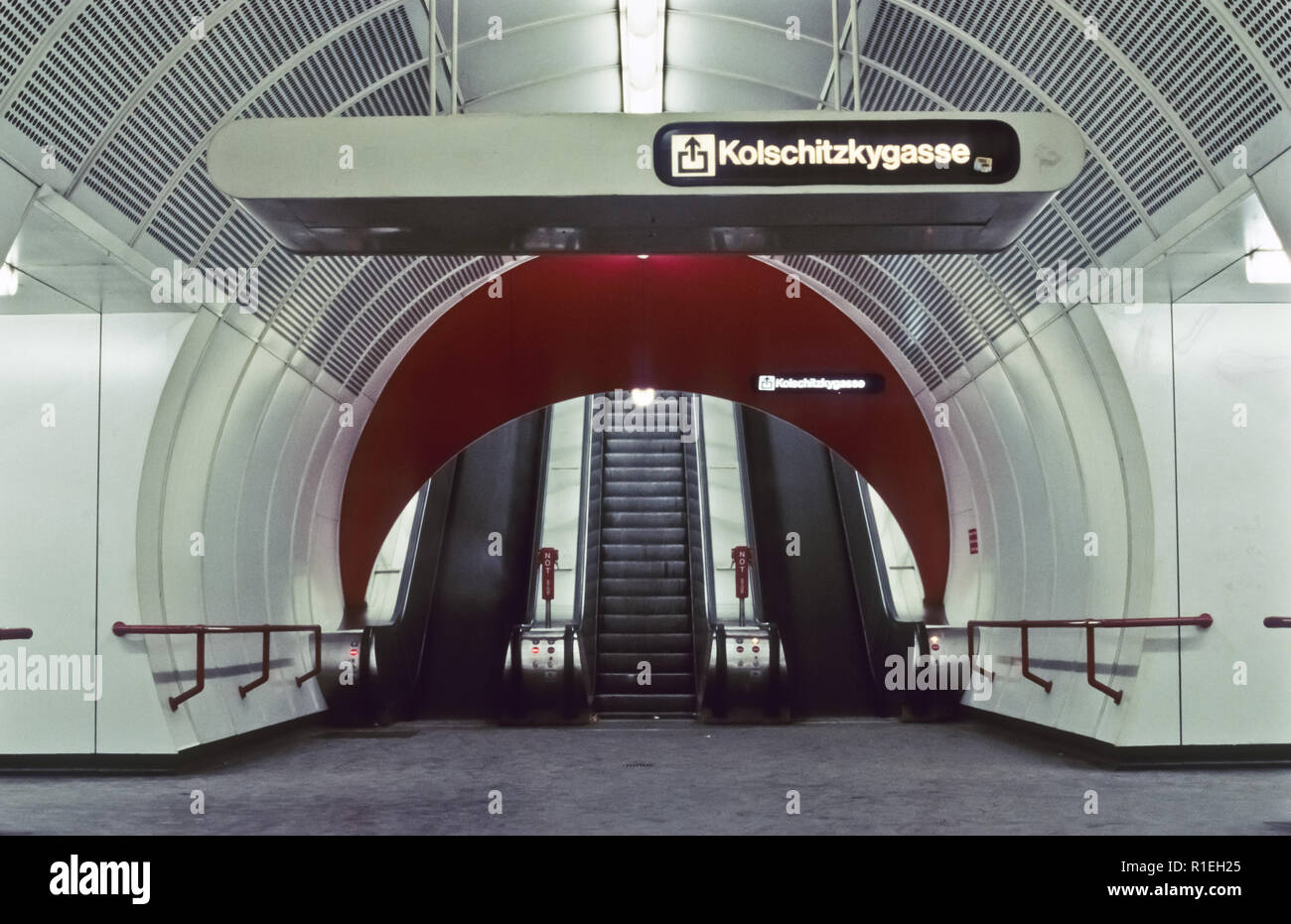 Wien, U-Bahn, Linie U1, Südtiroler Platz - Vienna, Subway, Line U1 ...