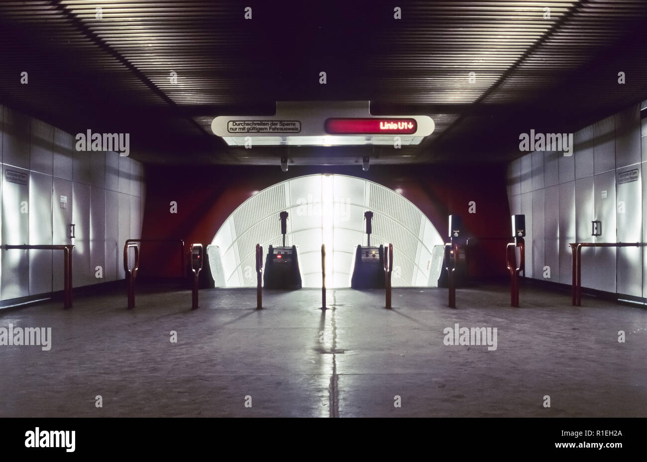 Wien, U-Bahn, Linie U1, Südtiroler Platz - Vienna, Subway, Line U1 ...